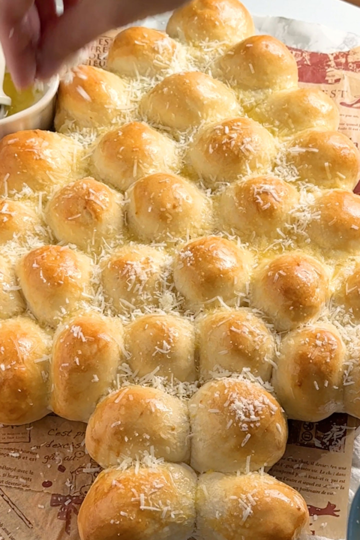 Cheesy Pull Apart Christmas Tree Rolls Recipe - Piper Cooks